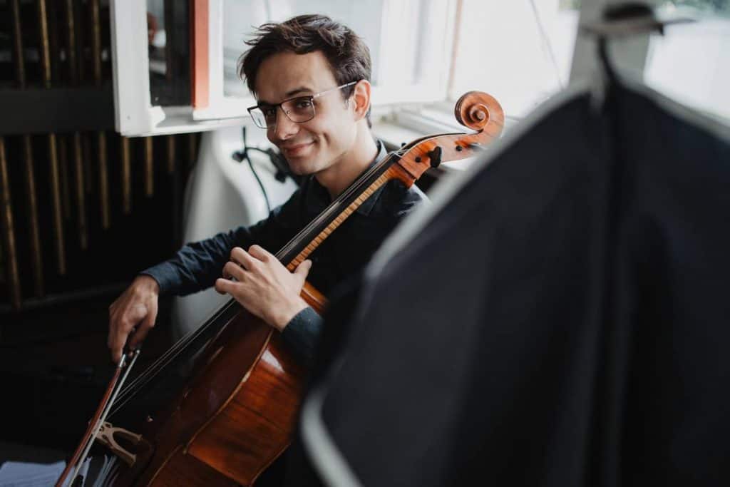 Violoncelistul Radu Croitoru va cânta în ateliere ale meşteşugarilor ...