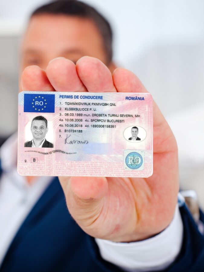 Cinci polițiști și 15 administratori de școli de șoferi trimiși în ...