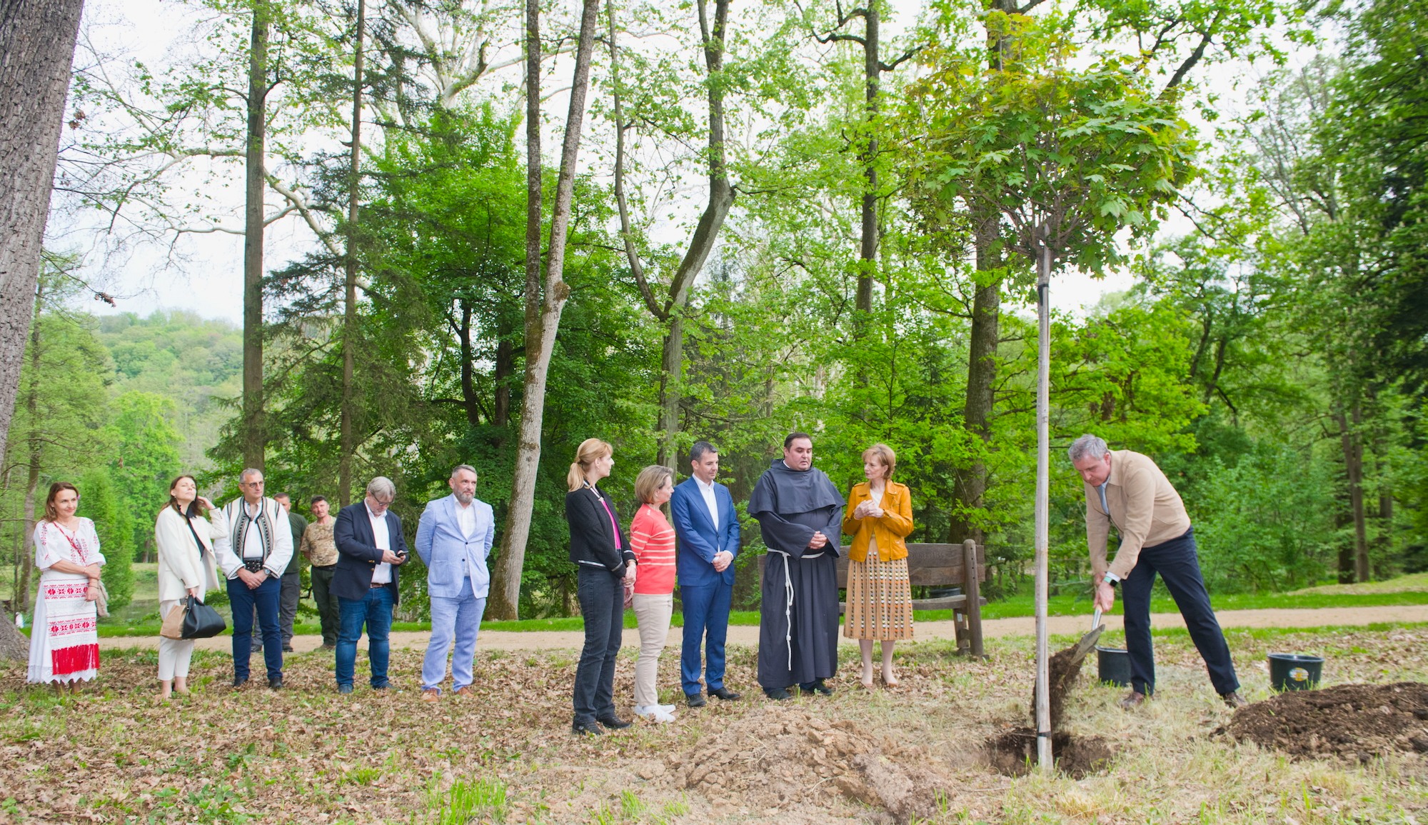 Familia Regală a plantat un copac în memoria Papei Francisc, la ...
