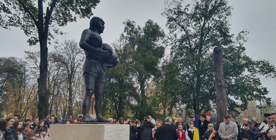 O statuie în memoria lui Helmut Duckadam a fost ridicată în satul natal ...