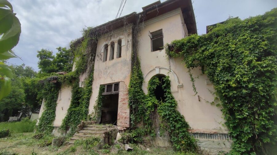 O fostă școală din Copou, cu o arhitectură aparte, lăsată să se dărâme